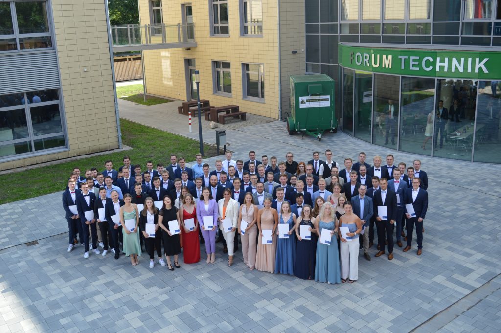 Feierliche Übergabe der Bachelor-Urkunden an die Absolvent:innen 2023 ...